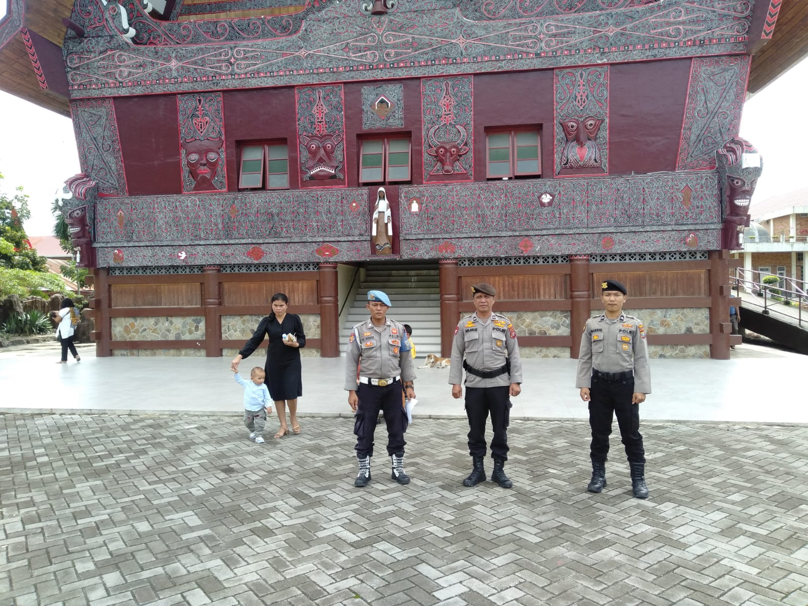 Provos Polres Samosir, Cek Kehadiran Personil Pengamanan Ibadah Minggu ...